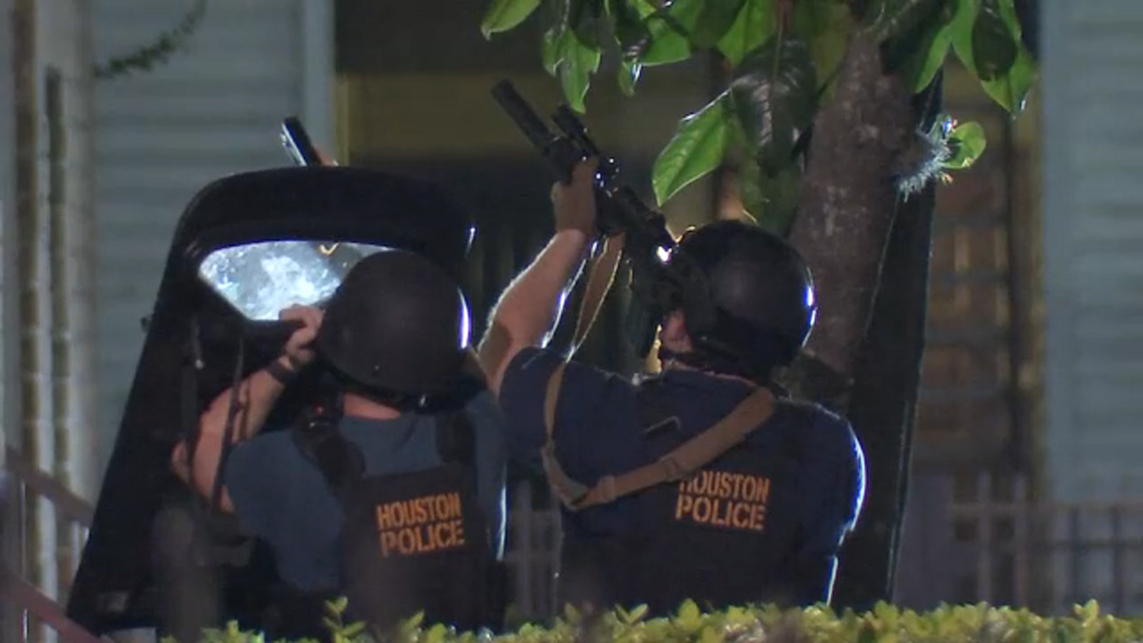 Houston crime: Man involved in SWAT standoff after deadly shooting at ...