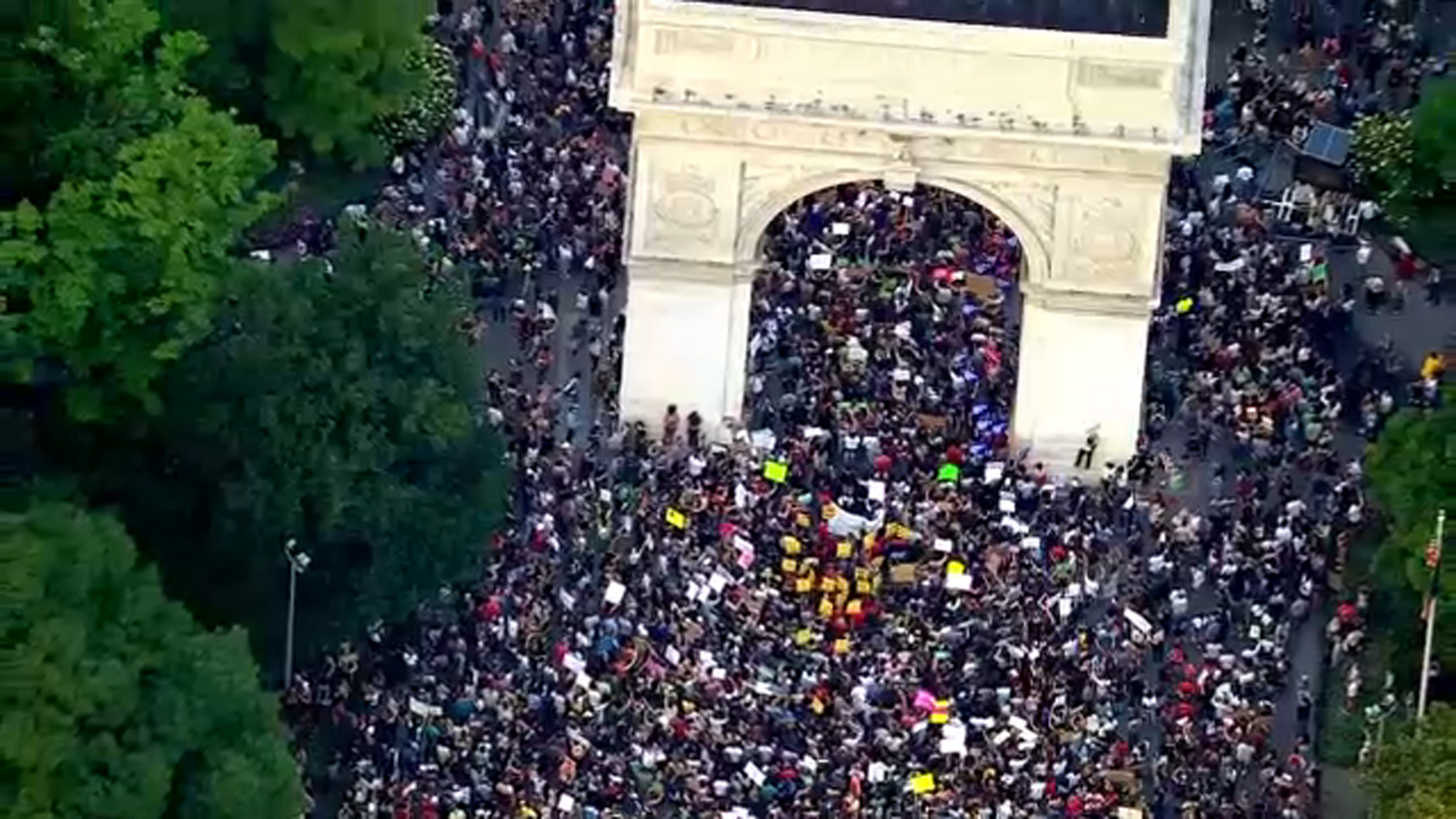 Massive protests held in NYC after Supreme Court overturns Roe v Wade ...