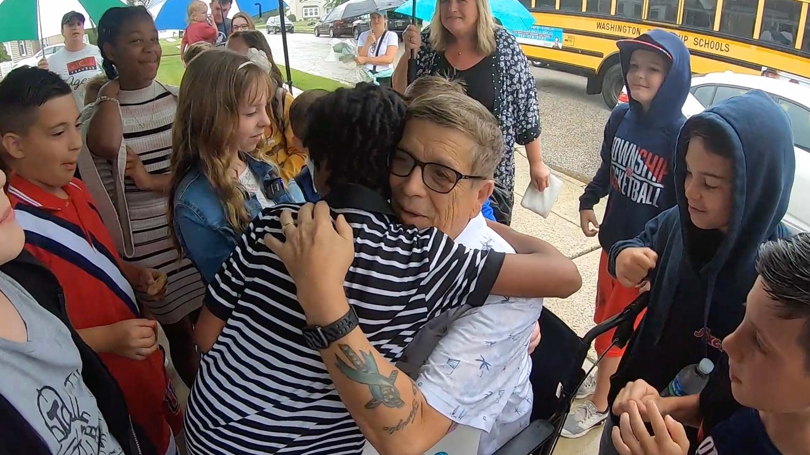 Beloved bus driver receives tearful farewell celebration - ABC7 Chicago