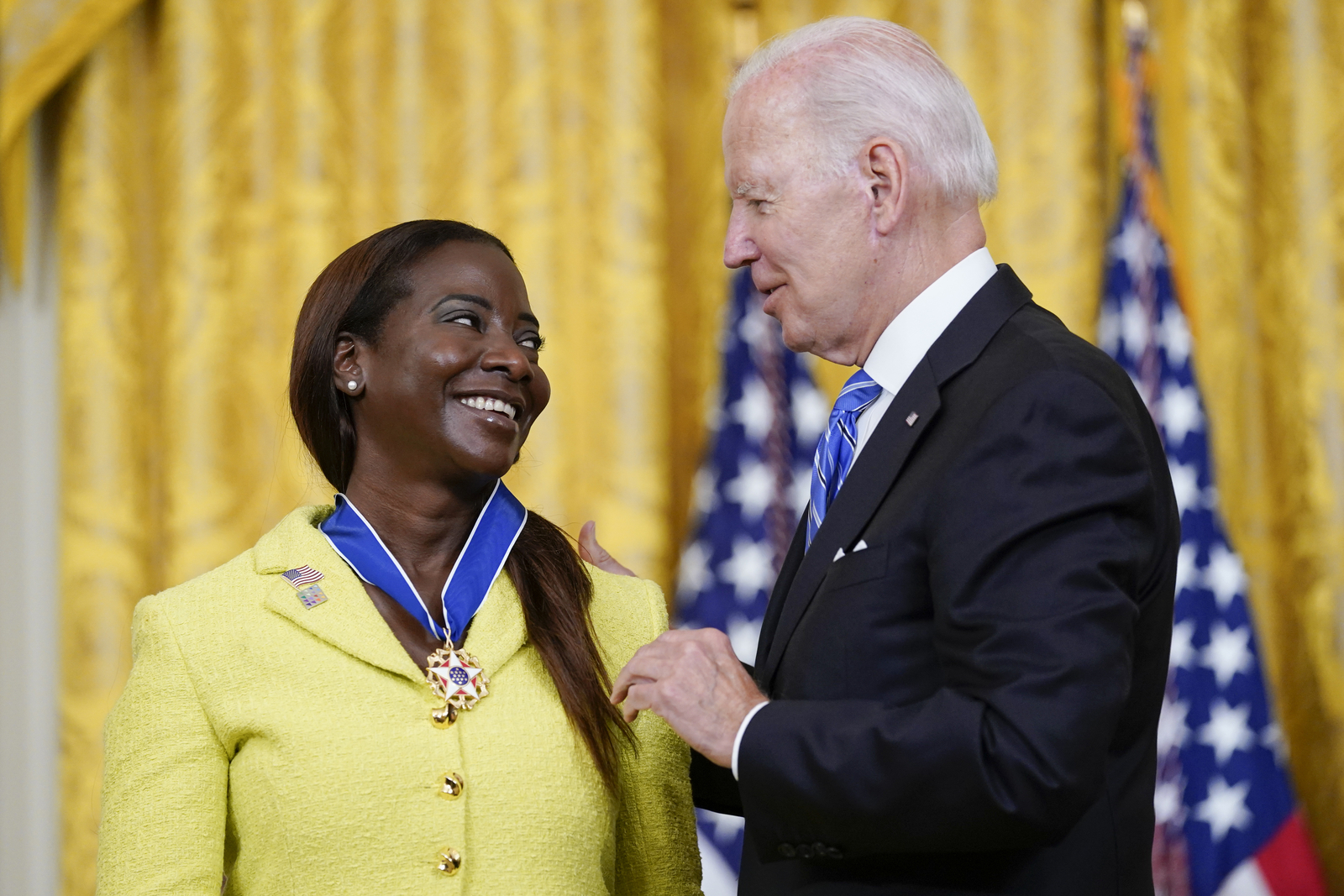 Sandra Lindsay, NY nurse and first person in US to get COVID-19 vaccine ...