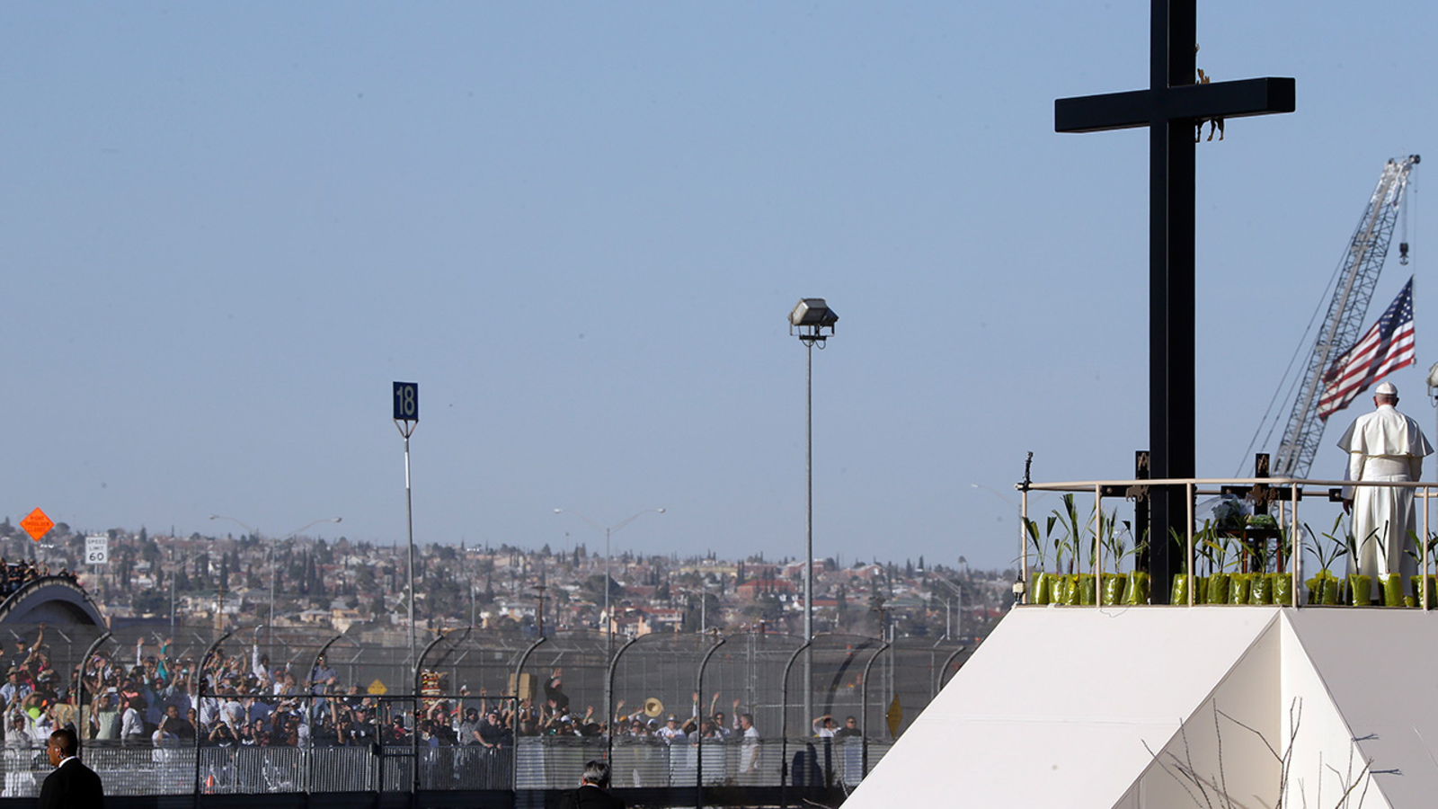 Pope Francis prays with thousands at US-Mexico border - ABC7 Los Angeles