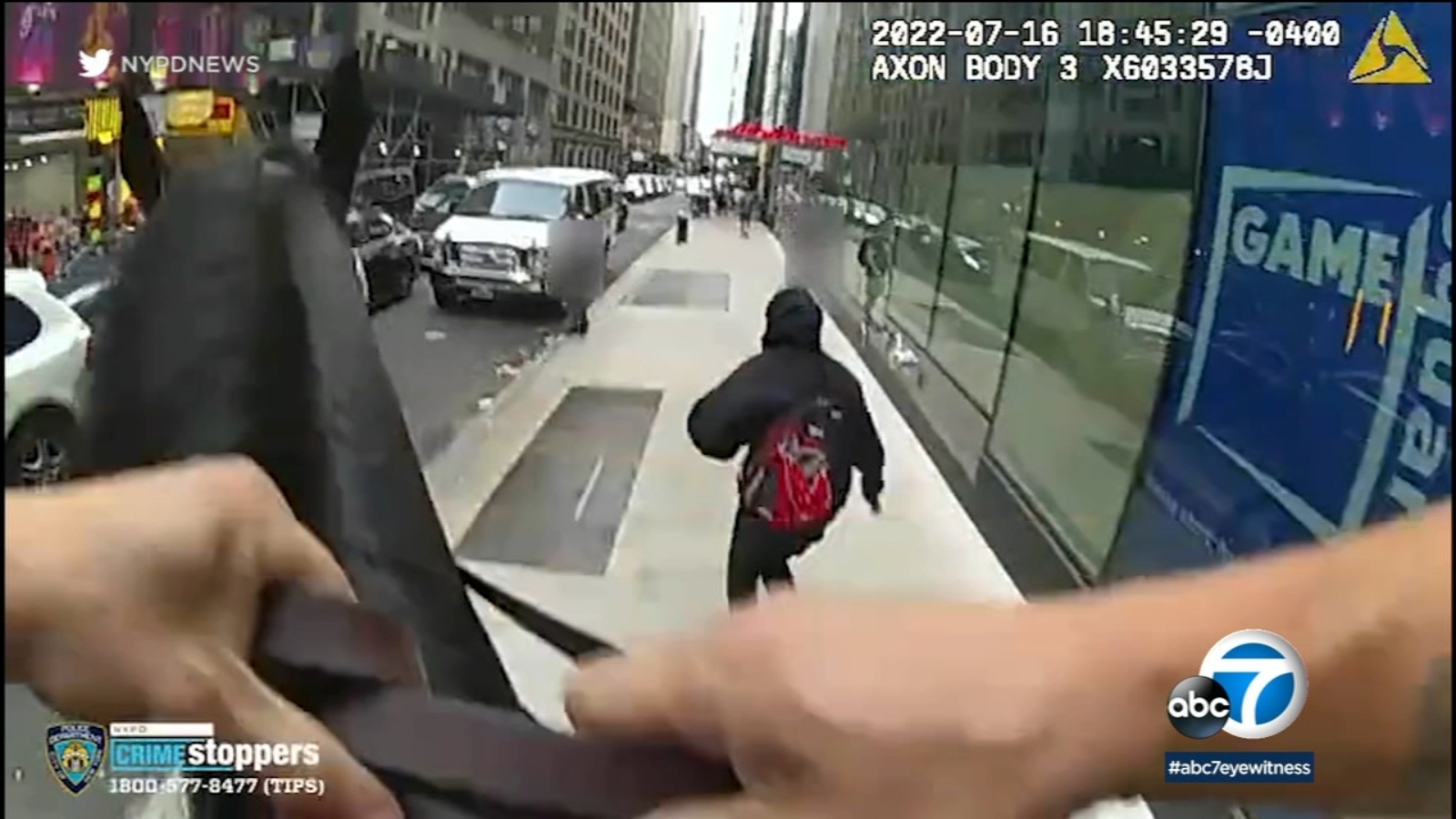 Video shows mounted NYPD officer chasing robber in streets of Times ...