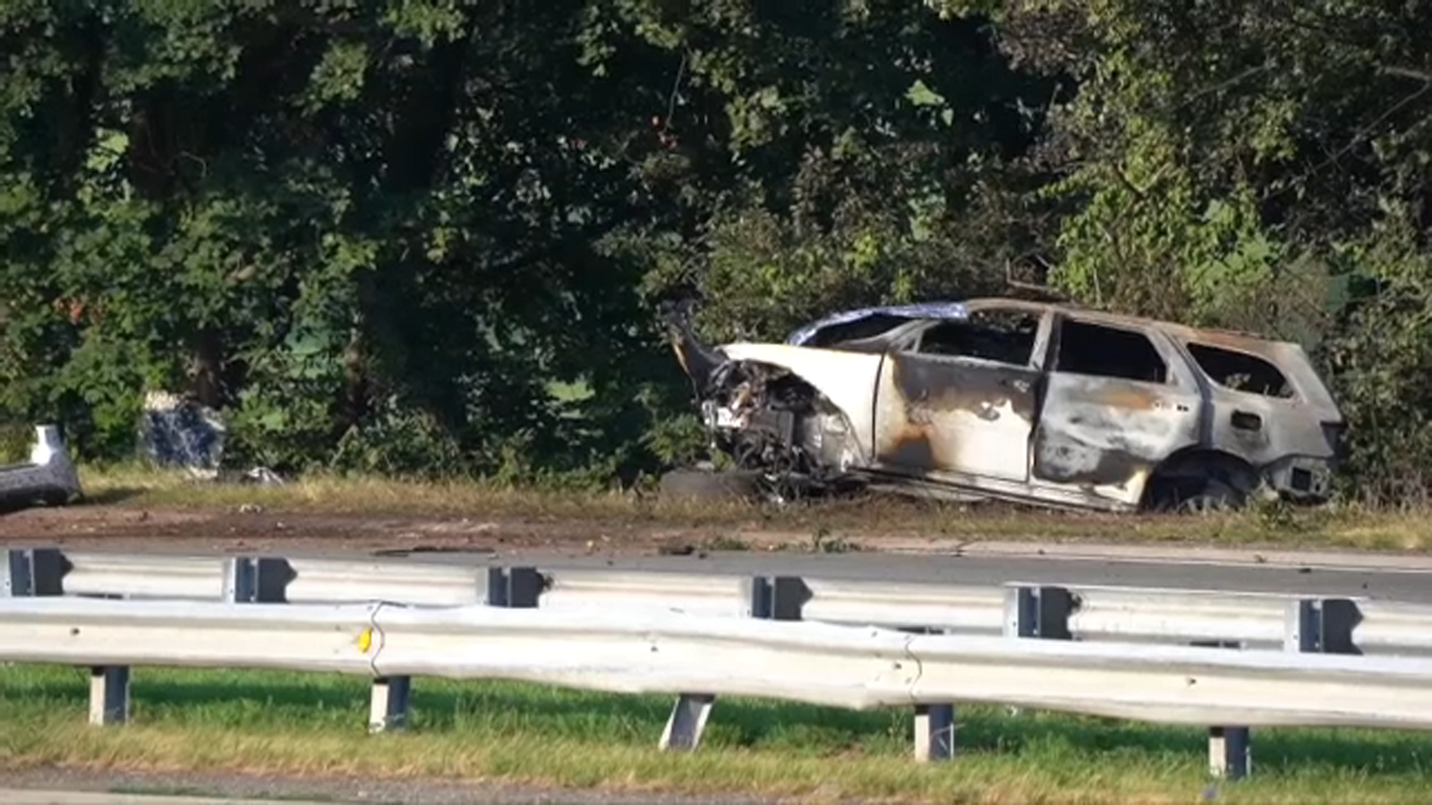 Northern State Parkway crash leaves 3 people dead on Long Island - ABC7 ...