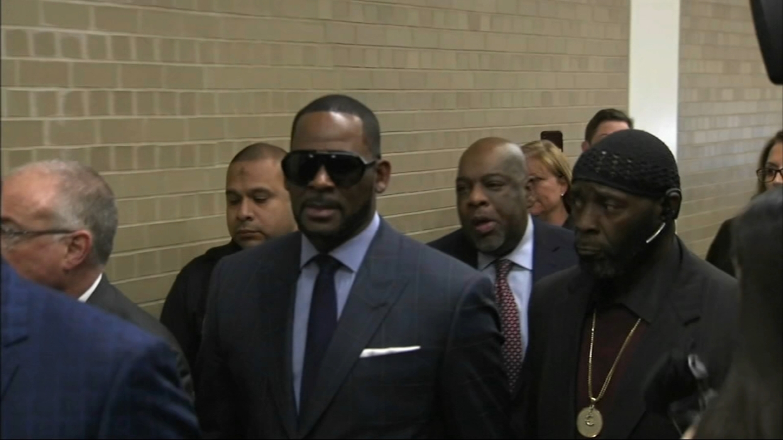 R Kelly trial update news: Alleged child pornography tape victim's mom ...