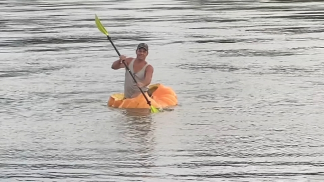 Travis Gienger breaks world record with 2,749-pound gourd, wins 3rd ...