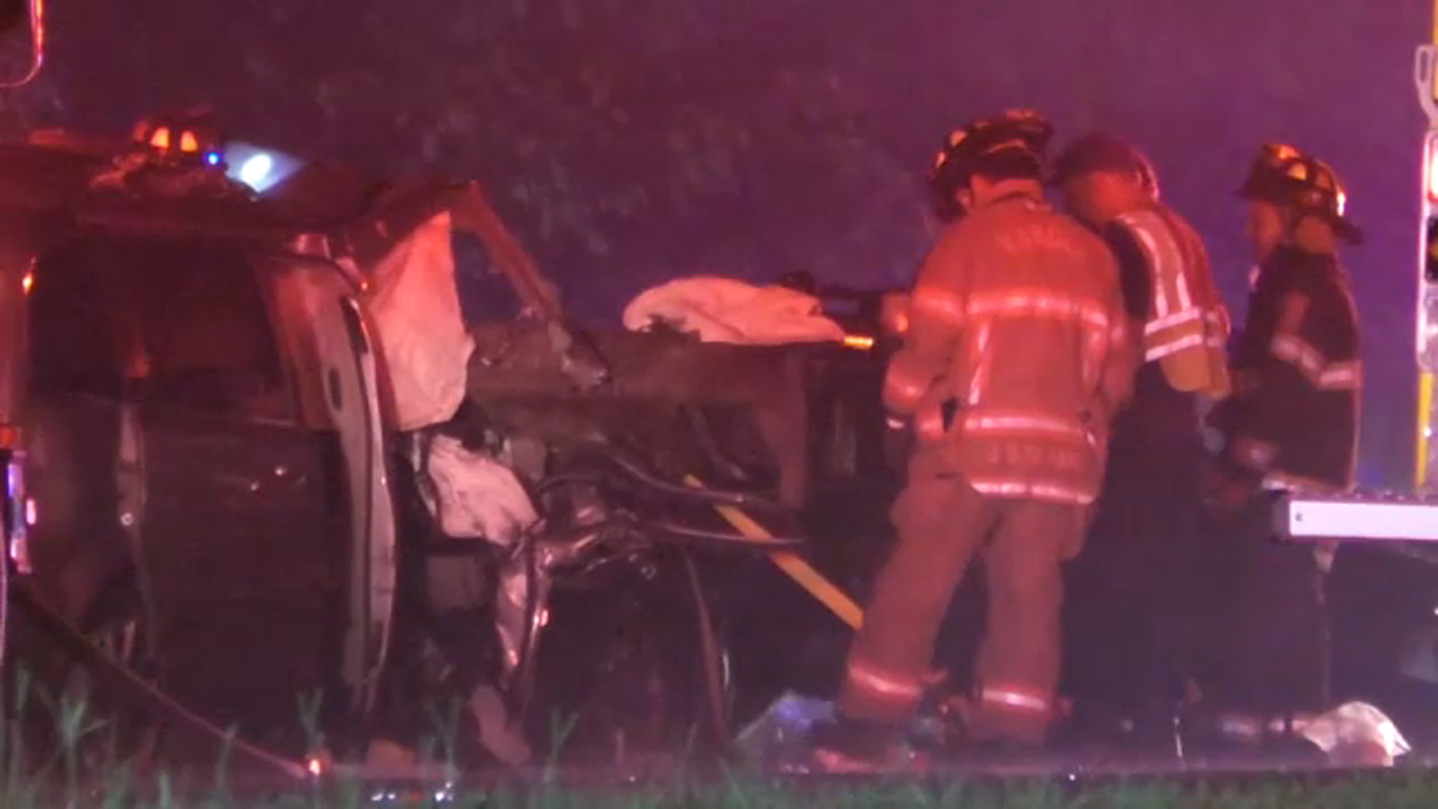 1 killed in I-95 crash where trailer came loose, collided with minivan ...