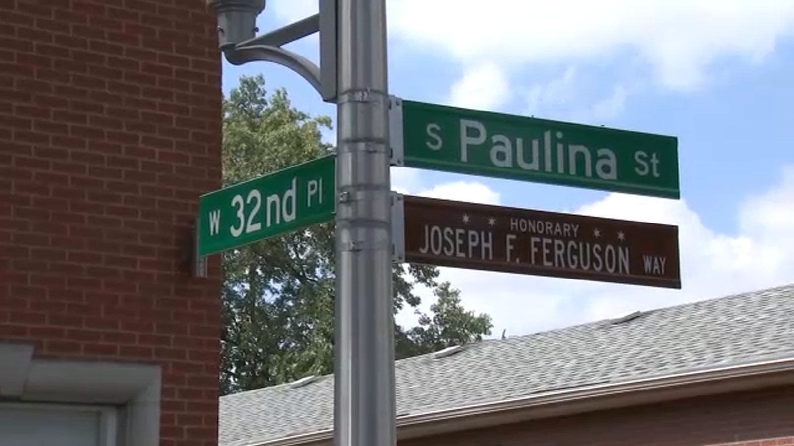 Street renaming: Street sign at 32nd Place and Paulina Street honors ...
