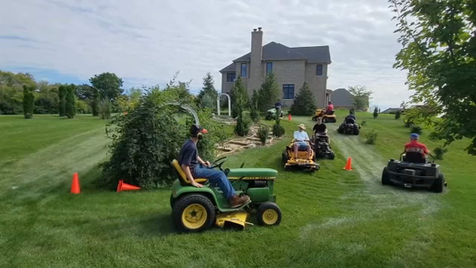 Lawmower race: Village of Lake Barrington neighbors host lawn mower ...
