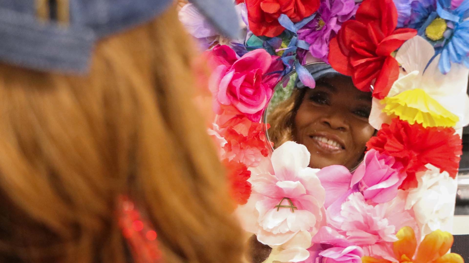 Philadelphia woman gives people roses to spread kindness - 6abc ...