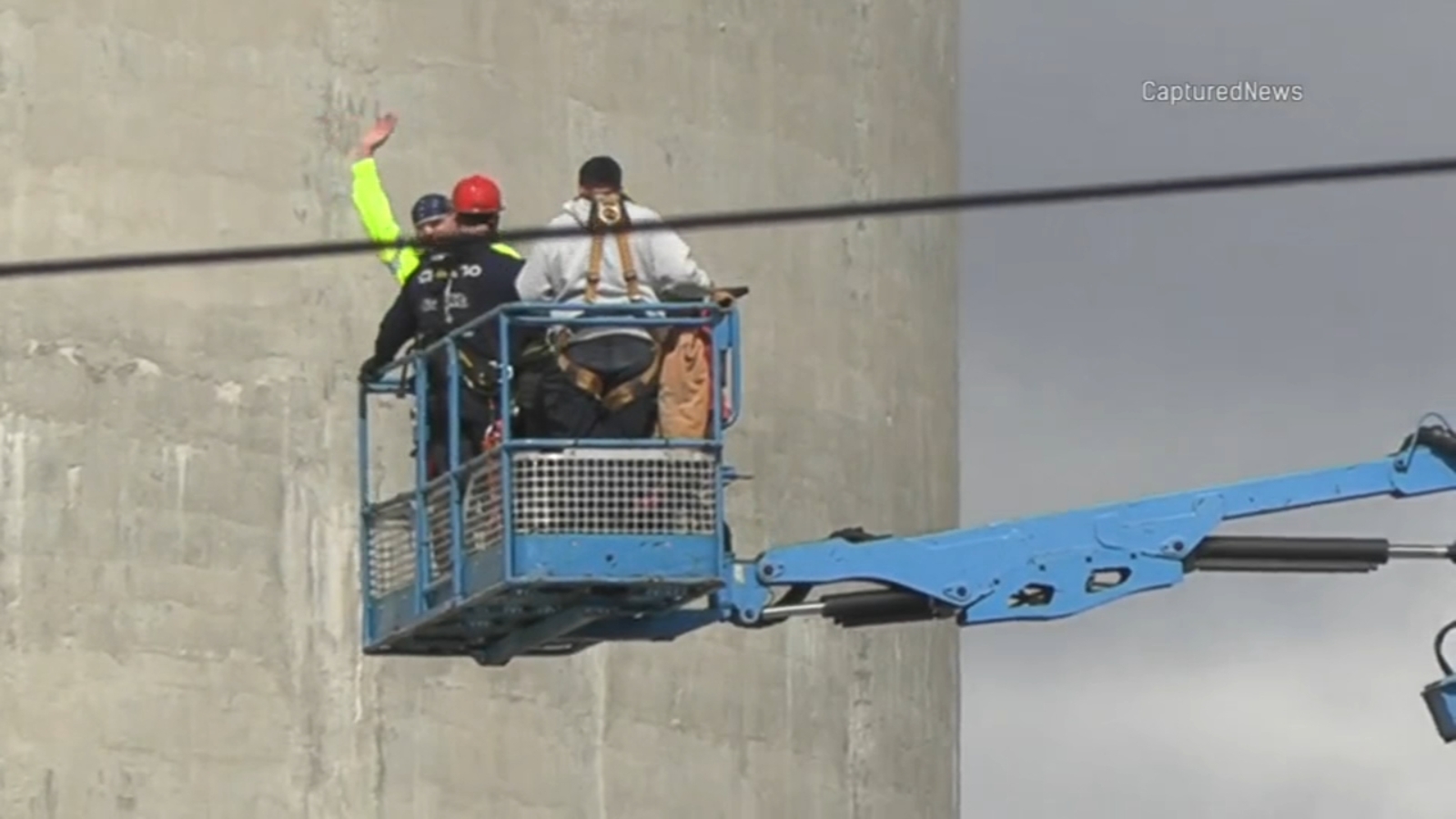 2 workers trapped in exterior elevator on silo on Chicago's SE Side ...