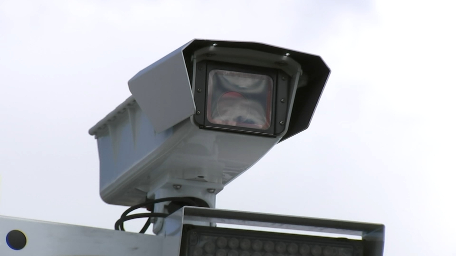 Oak Brook calls for Oakbrook Terrace to remove red light cameras at ...