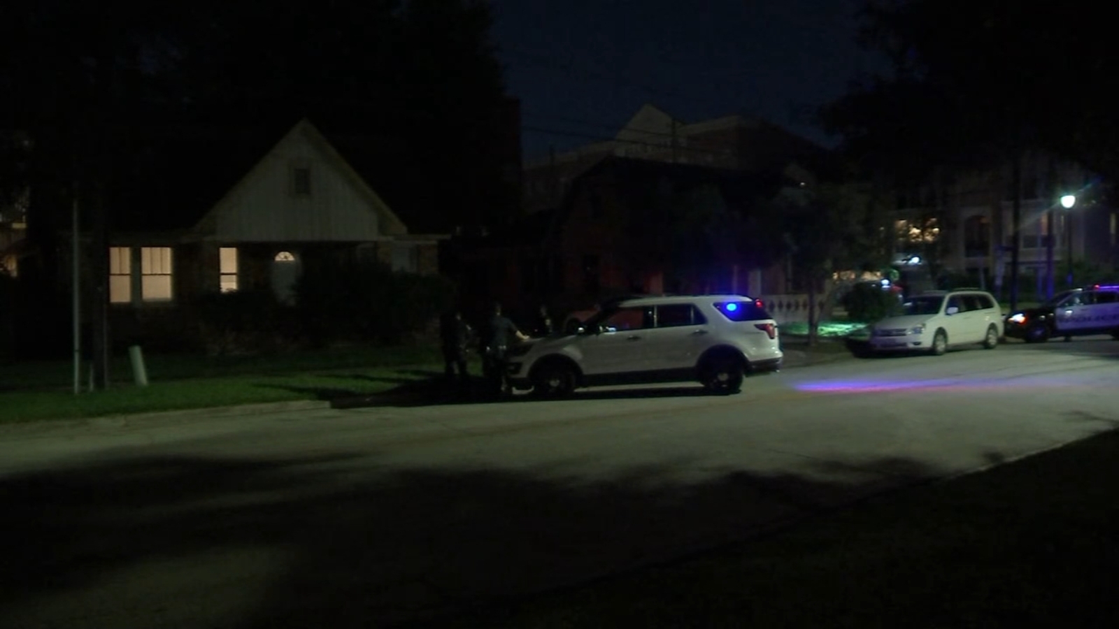 Houston Crime Man Shot Twice On Porch Of Vacant Midtown Home On