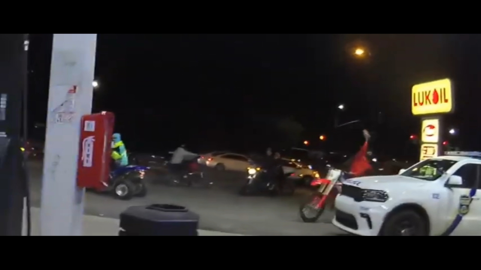 Philadelphia police search for suspect who threw brick at patrol car ...