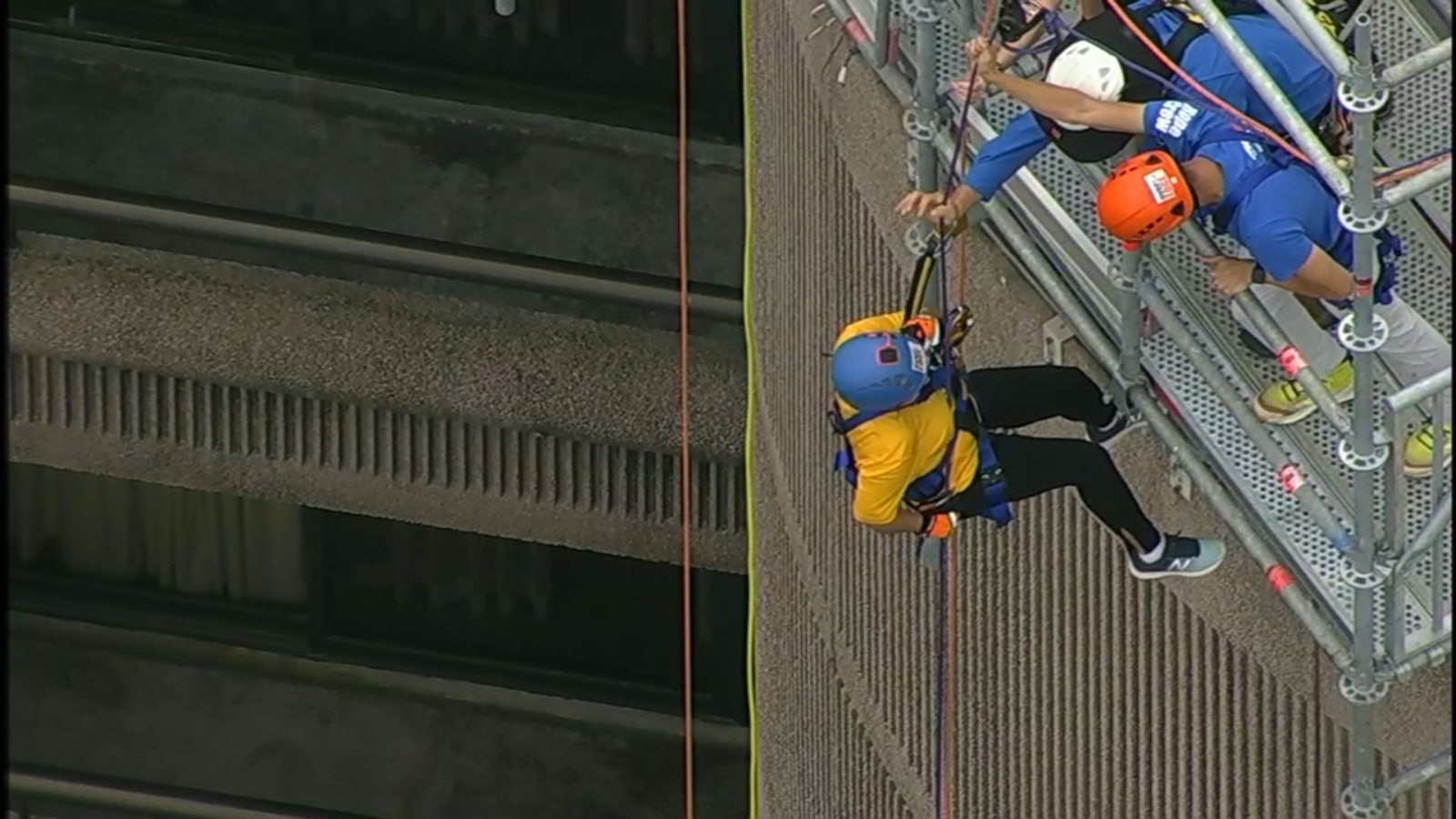 60 thrill-seekers rappel down 26-story Galleria Double Tree hotel ...