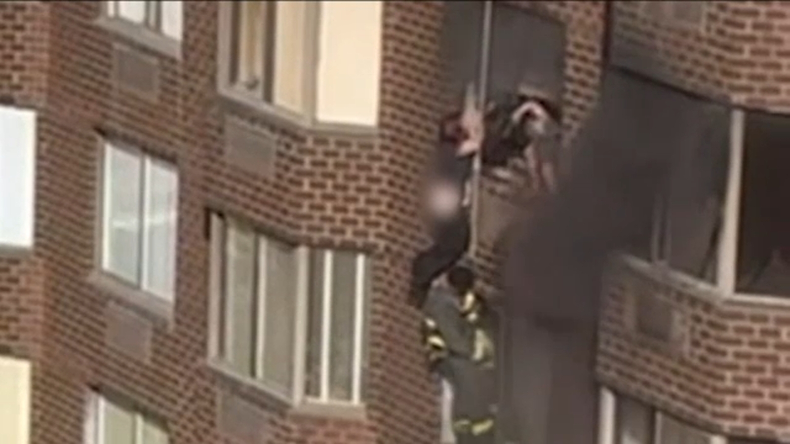 Manhattan high-rise fire: Patient count now 46, dramatic rope rescue 20 ...