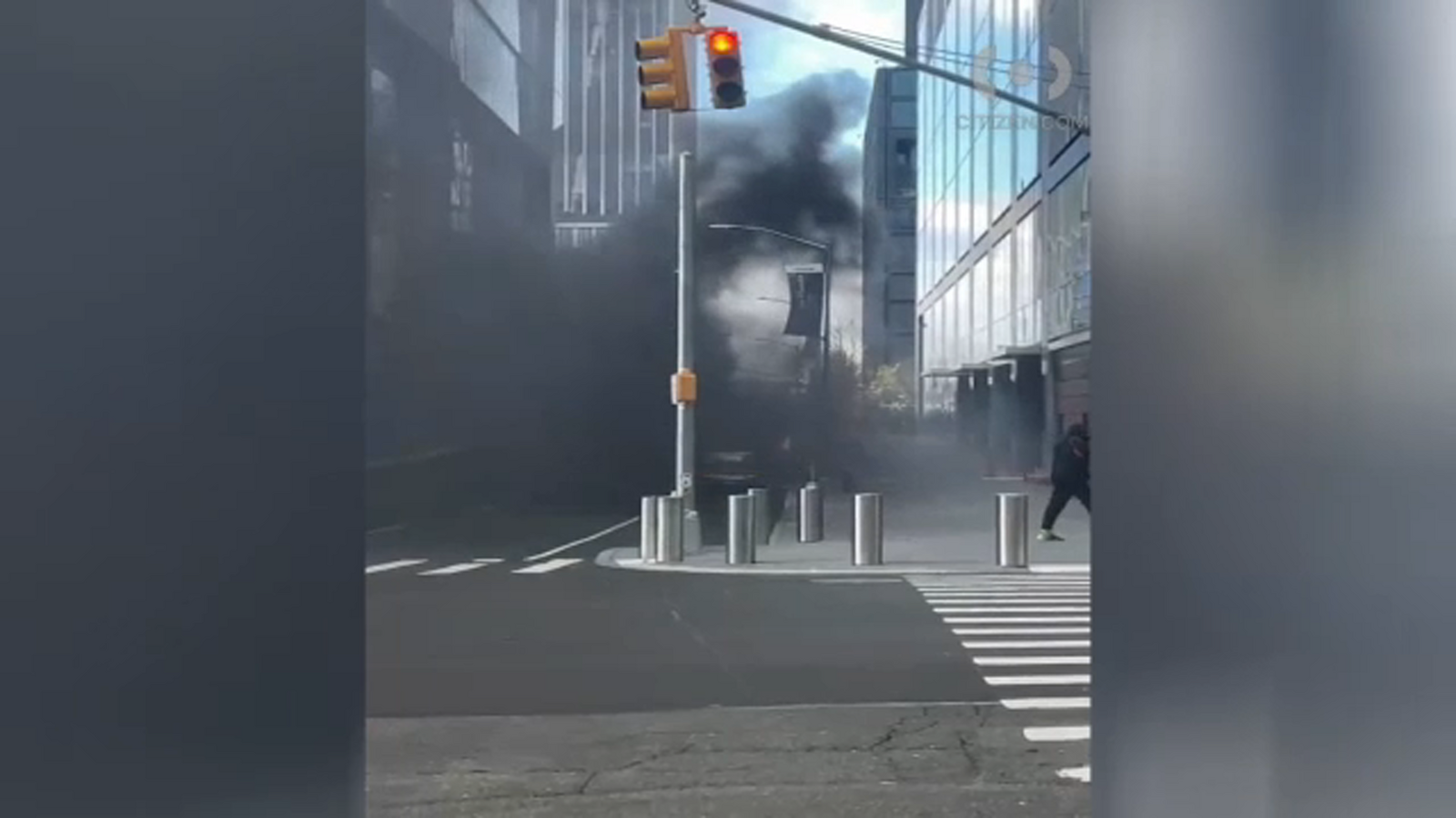 Massive car fire sends plumes of smoke through Hudson Yards - ABC7 New York