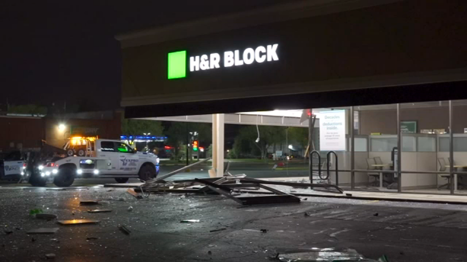 driver-detained-on-suspicion-of-dwi-after-crashing-into-h-r-block-in