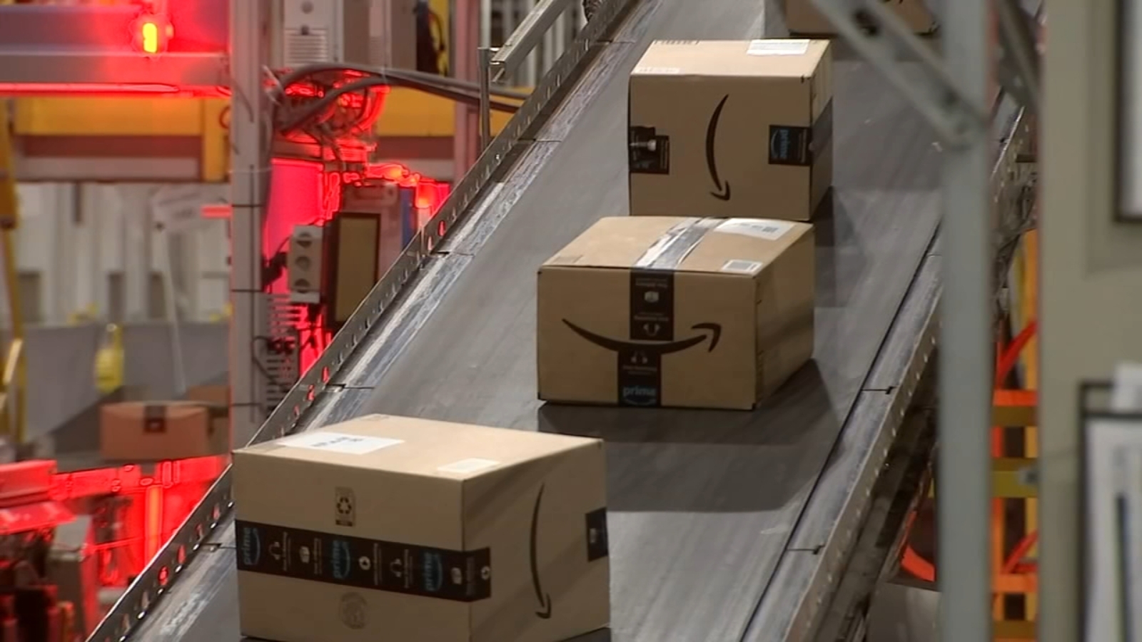 Workers at New Jersey Amazon fulfillment center rush to fill Cyber ...