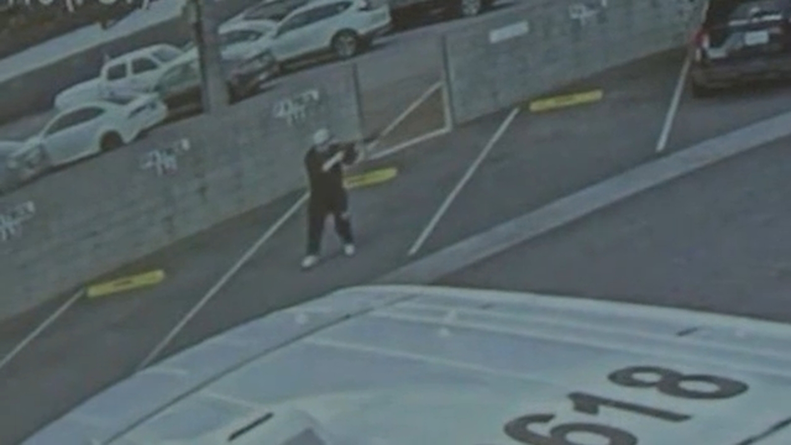 Rialto: Impactante video muestra a un hombre armado entrando a la ...