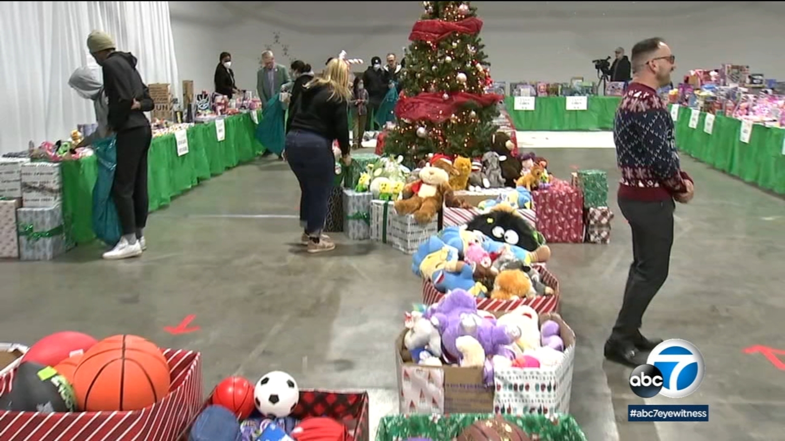 LA's Midnight Mission makes kids smile on Christmas with gifts - ABC7 ...