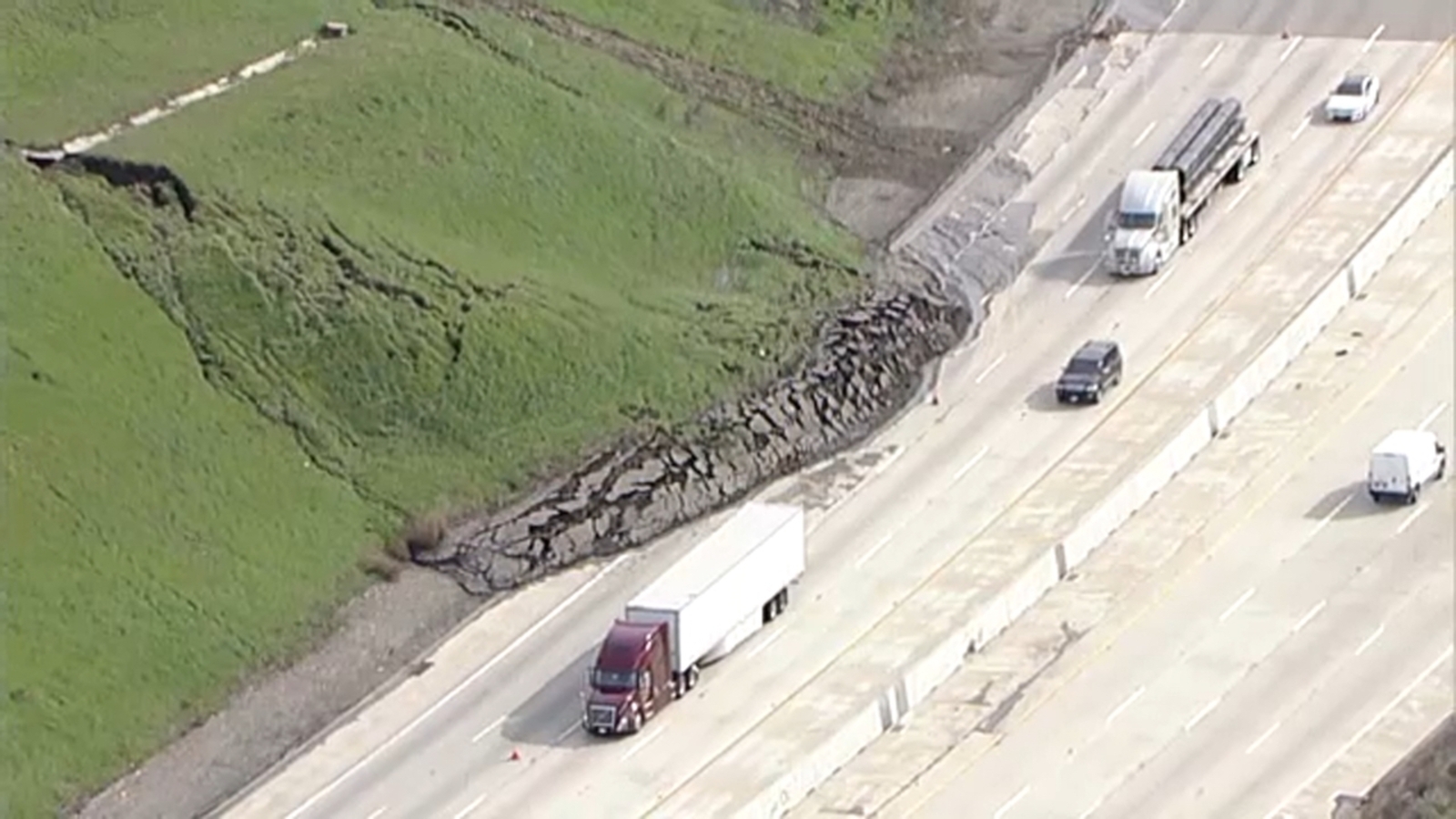 Castaic mudslide: Caltrans cleaning up blocked lanes on 5 Freeway ...