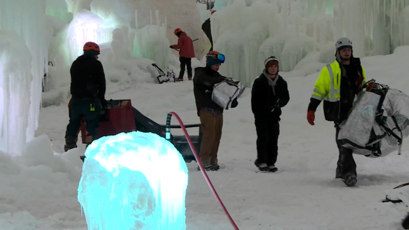 Wisconsin ice castles Lake Geneva 2023: Crews work hard to rebuild ...