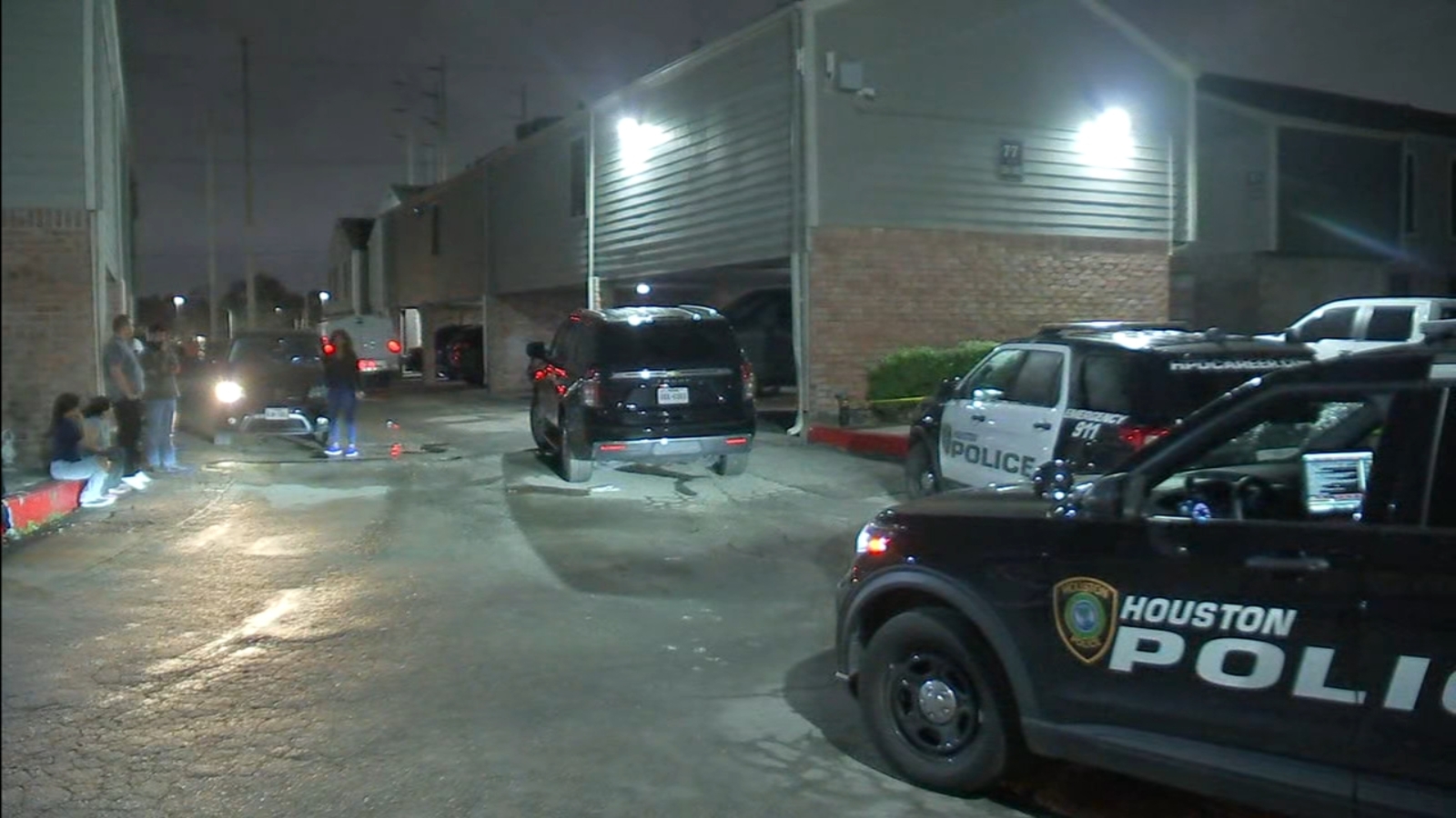 Houston SWAT scene: Mother and children escape apartment after ...