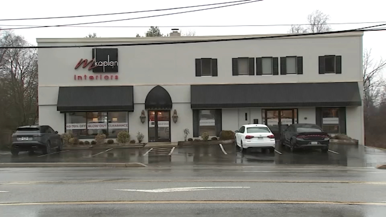 Dye pack explodes on bank robber caught in door - 6abc Philadelphia