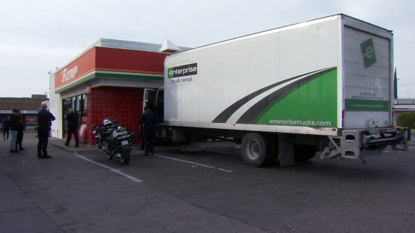 Driver crashes stolen truck into Fresno convenience store, police say - ABC30 Fresno