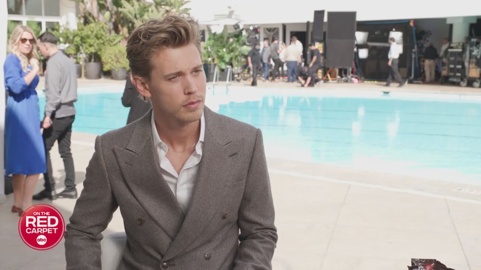 Austin Butler gets emotional in Oscar luncheon interview - ABC13 Houston