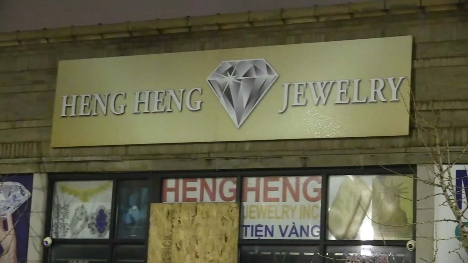 Chicago crime: Thief shoots out door to escape Heng-Heng jewelry store on Argyle Street - ABC7 ...