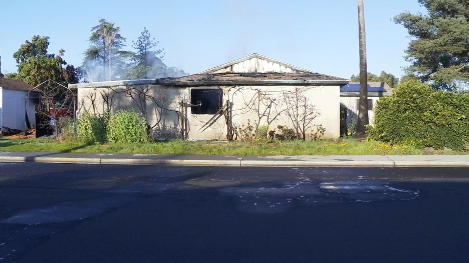 House a complete loss after fire in Clovis, officials say - ABC30 Fresno
