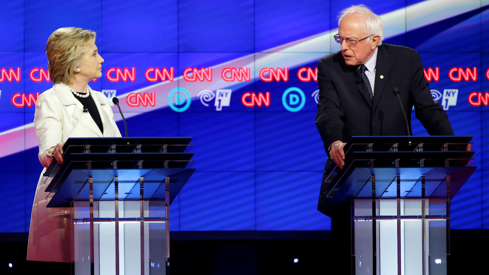Clinton Sanders Vigorously Challenge Each Others Judgment In Debate