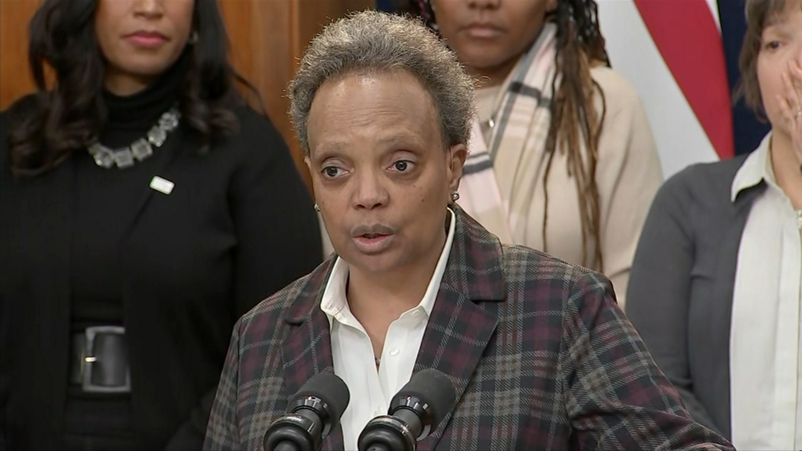 Chicago Mayor Lori Lightfoot signs executive order requiring pay equity ...
