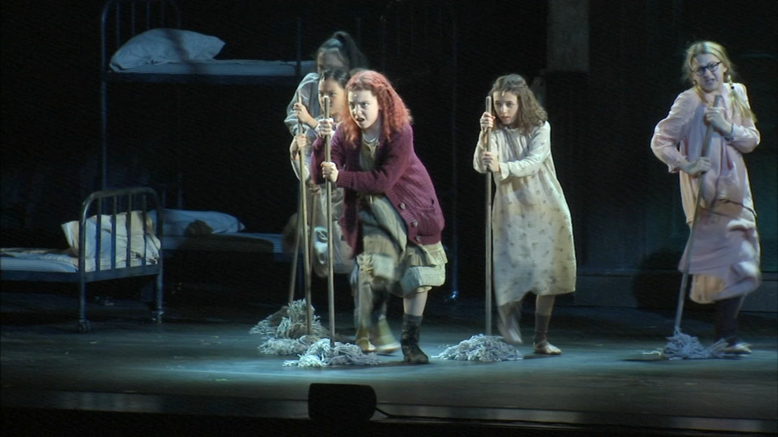 'Annie' the musical Chicago: Show about young orphan at Cadillac Palace ...