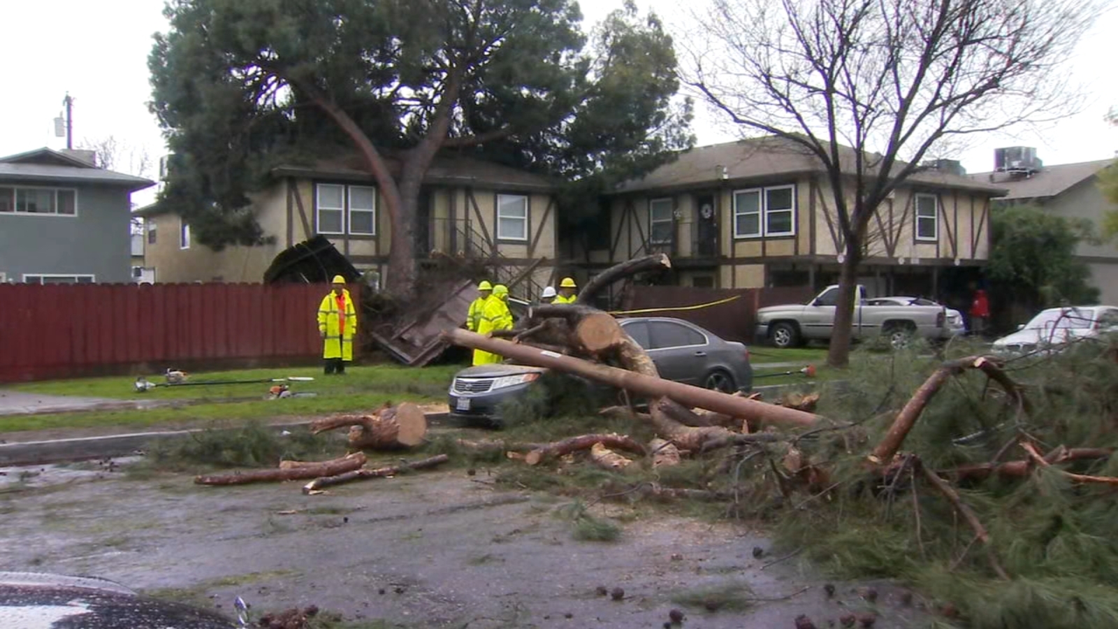 10 displaced after tree falls on apartment complex in northeast Fresno ...