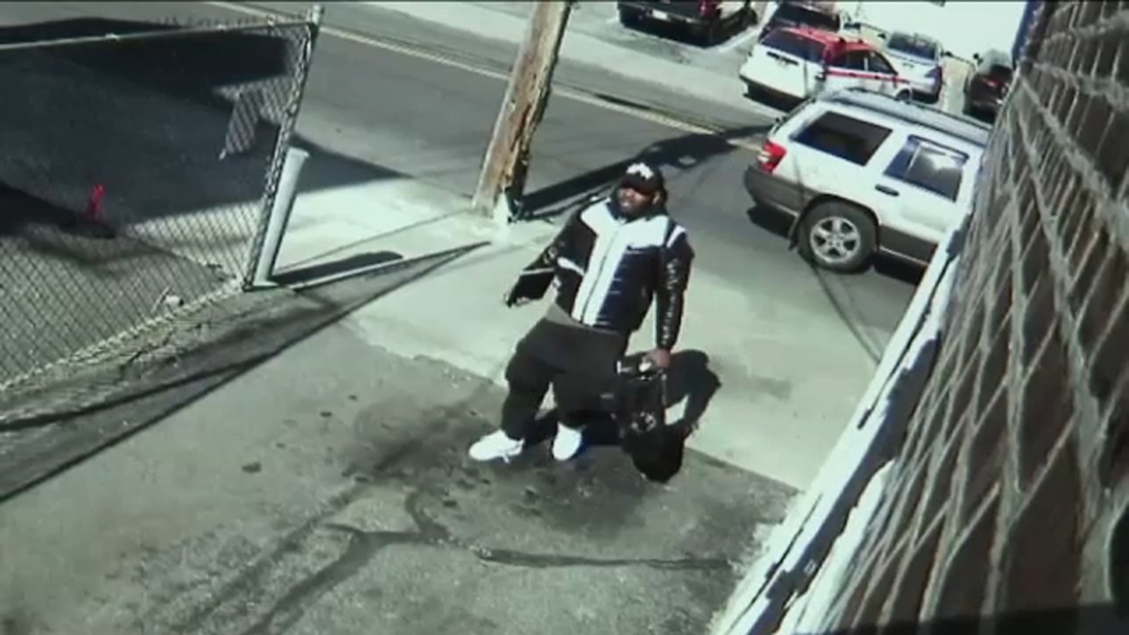 Mom home with kids helps police capture man wanted in dangerous crime ...