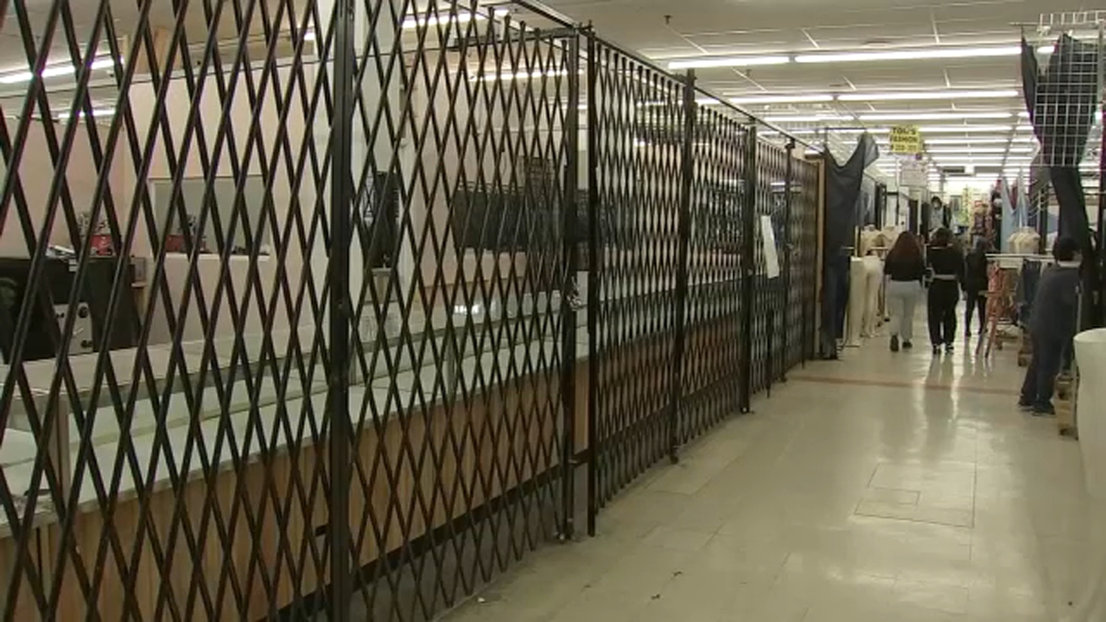 Little Village Discount Mall vendors pack up after judge denied ...