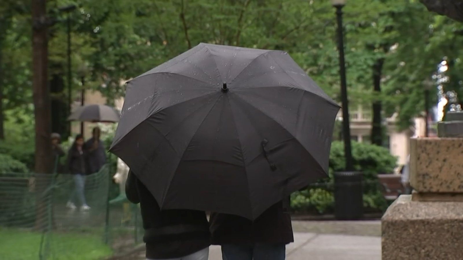 Philadelphians enjoy rainy Sunday afternoon in Rittenhouse Square, running errands - 6abc ...