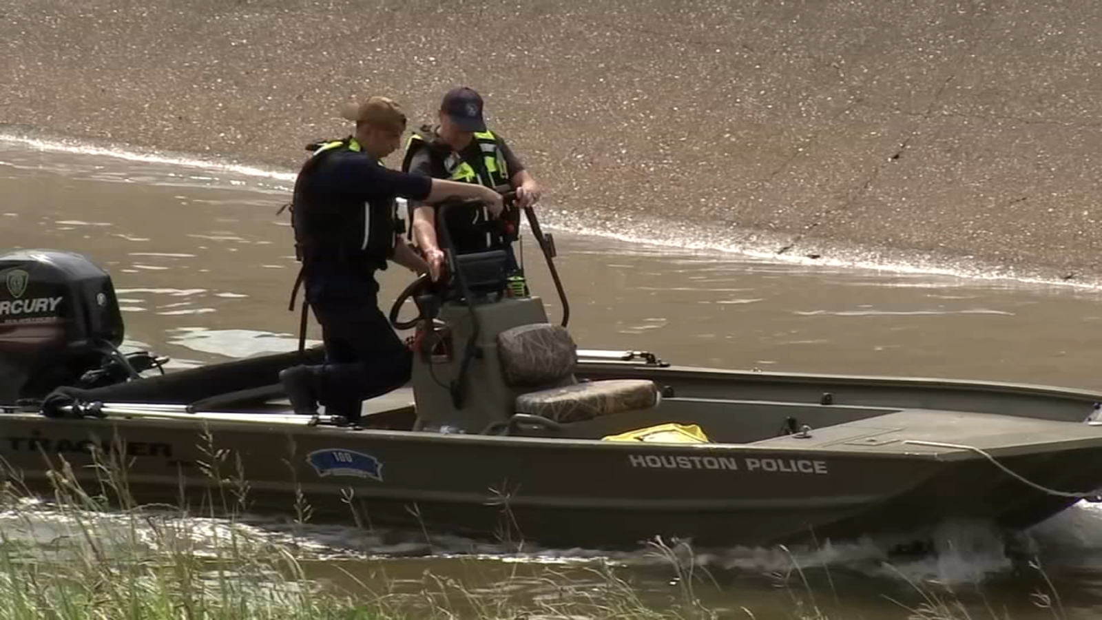 Houston water search: Dive teams continue search for man who jumped ...