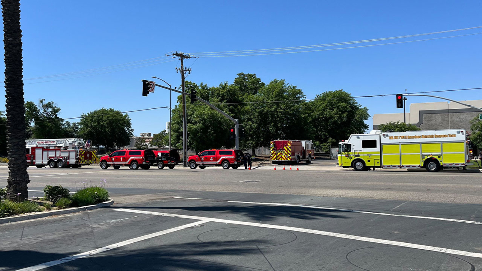 Fire crews fighting commercial fire in Southwest Fresno, public asked to avoid area - ABC30 Fresno