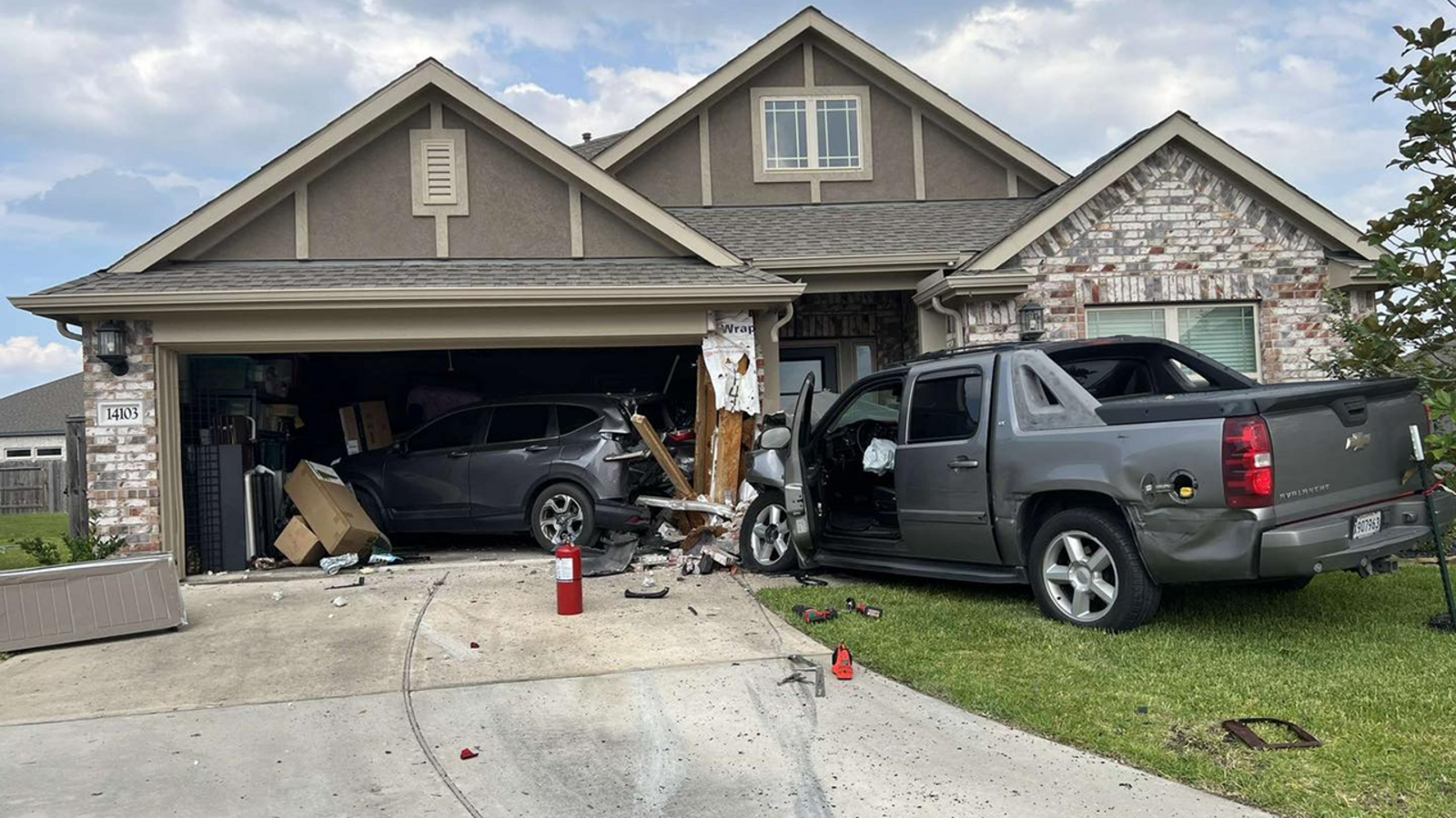 2 cars slam into Rosharon home in Lakes of Savannah subdivision ...