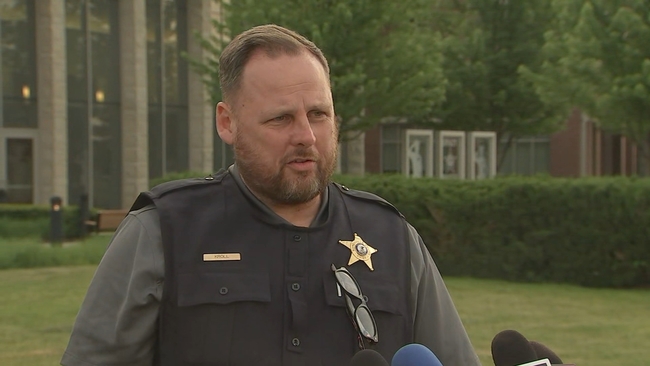 Romeoville police shooting: Officer shot, Samer Hernandez charged after ...