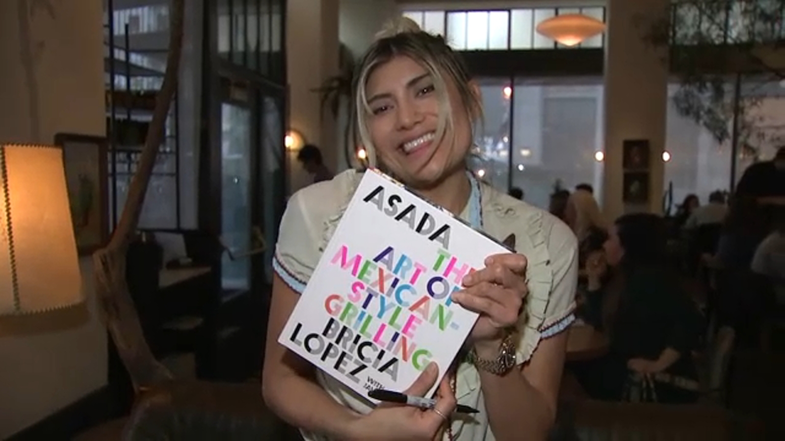 Bricia Lopez, dueña de Guelaguetza, lo ayuda a preparar un festín ...