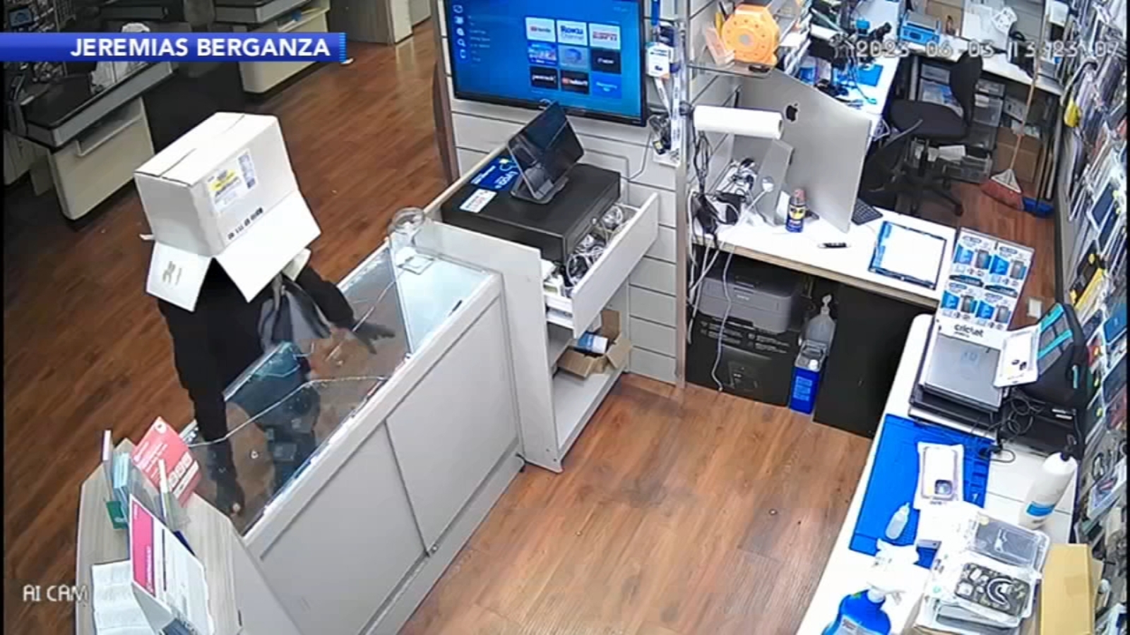 Florida box-wearing bandit caught on surveillance video allegedly ...