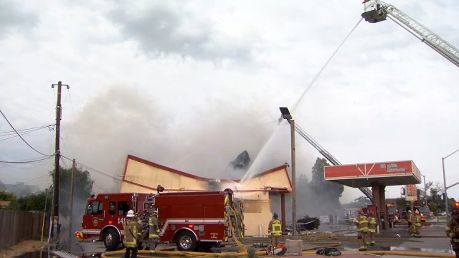 Crews still investigating fire that destroyed Kingsburg gas station - ABC30 Fresno