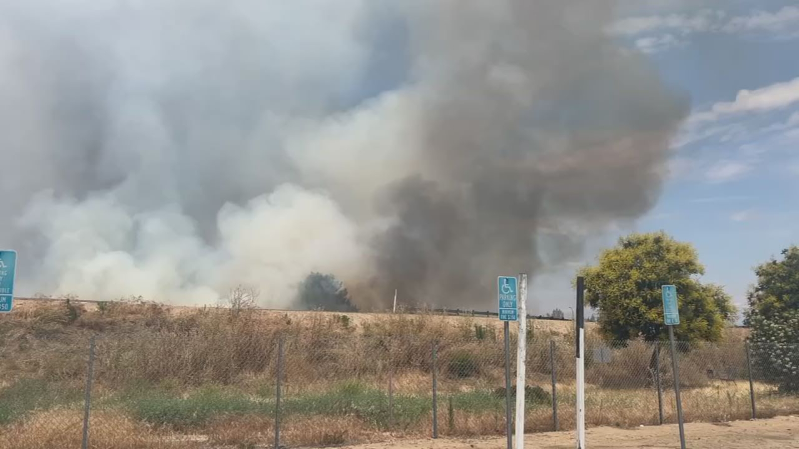 Buildings evacuated due to vegetation fire on Highway 168 in Clovis - ABC30 Fresno