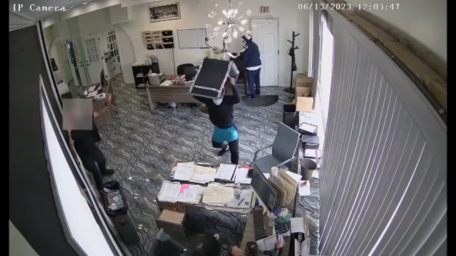 Long Island crime: 2 suspects wanted after 2 employees attacked inside ...