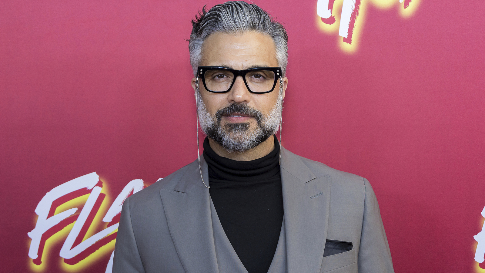 Jaime Camil felicita a los graduados latinos de UCLA como orador ...