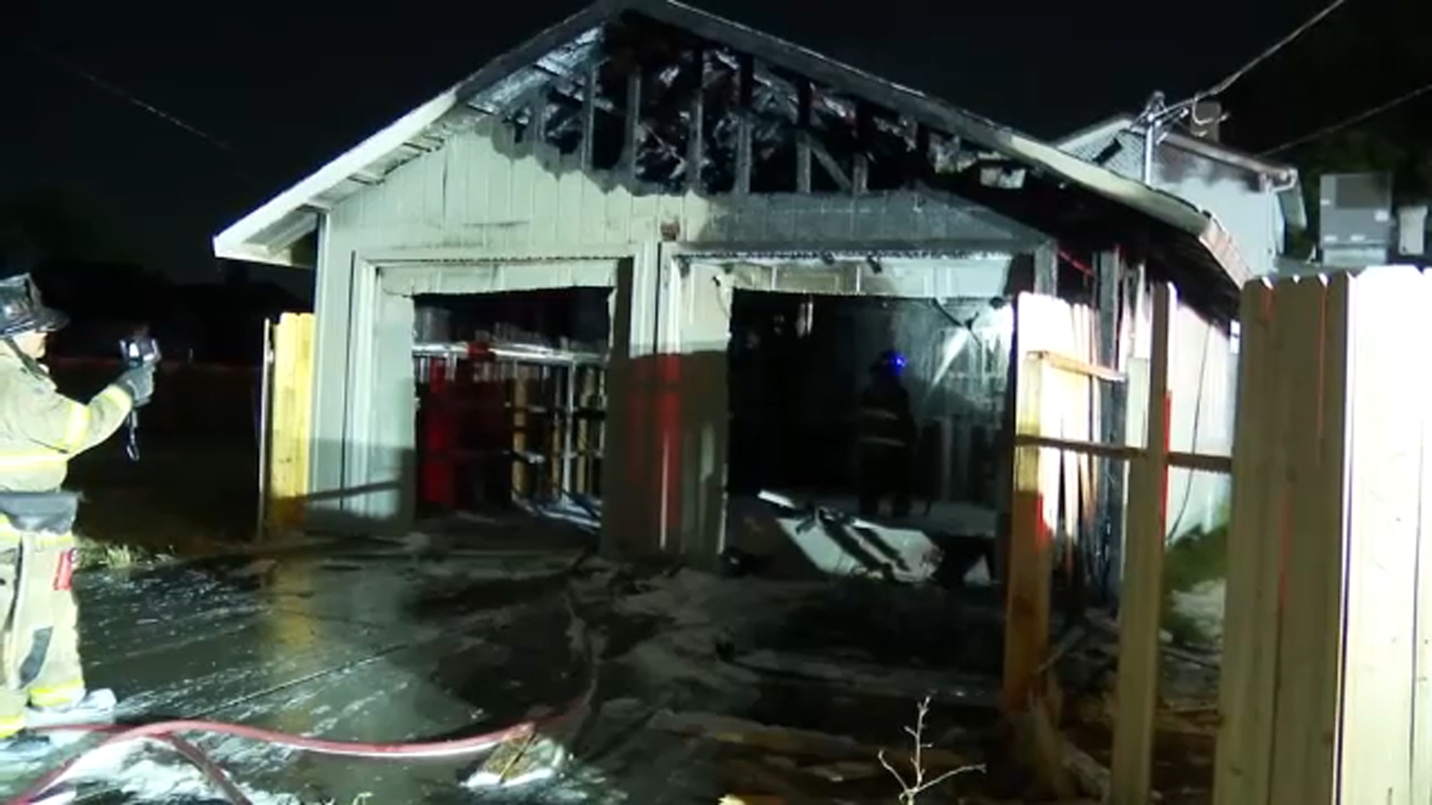 Flames damage detached garage in Central Fresno - ABC30 Fresno